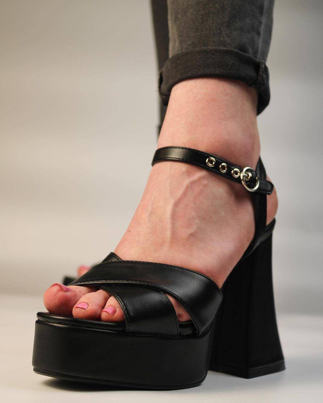 your favorite bratz doll 🖤 | Scrolller