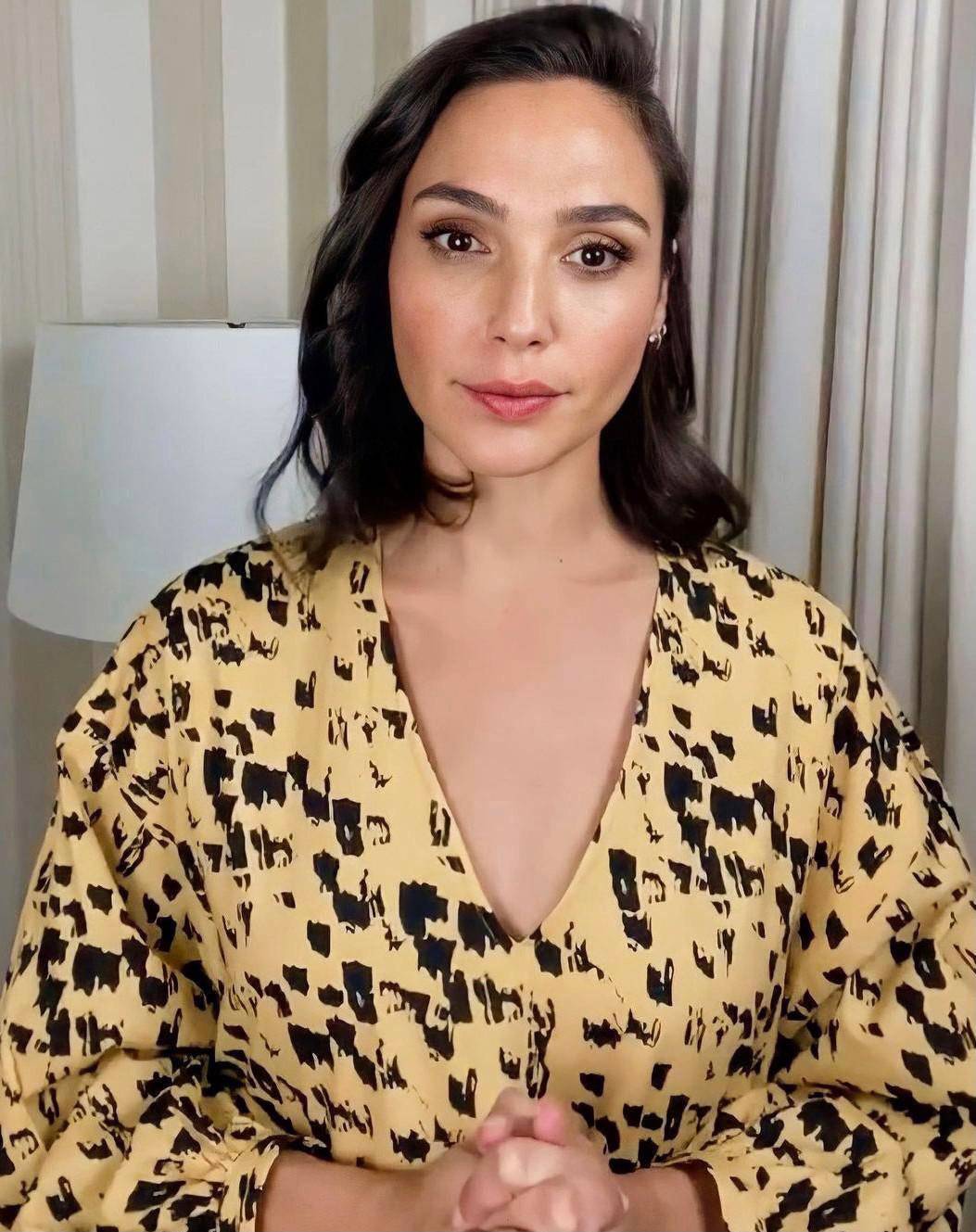 “Let me give you hand sweetie” Gal Gadot | Scrolller