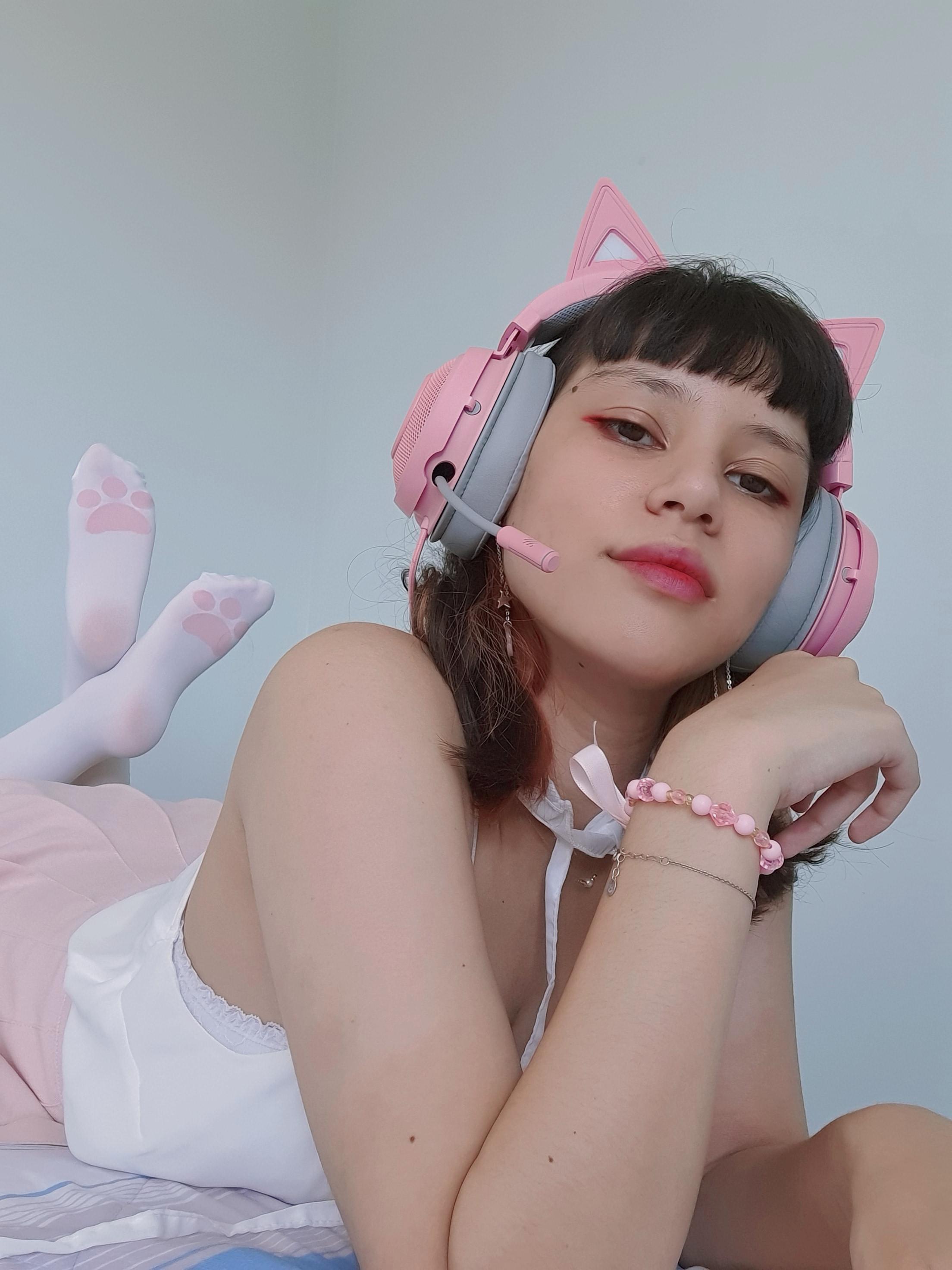 Your local bratty gamer gf ♡ | Scrolller