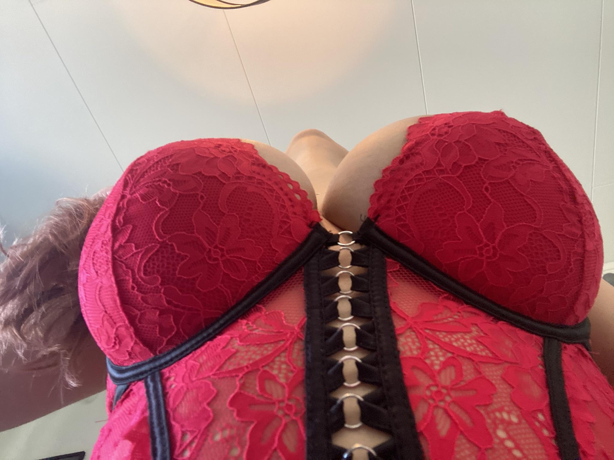 Do you enjoy underboob cleavage? | Scrolller