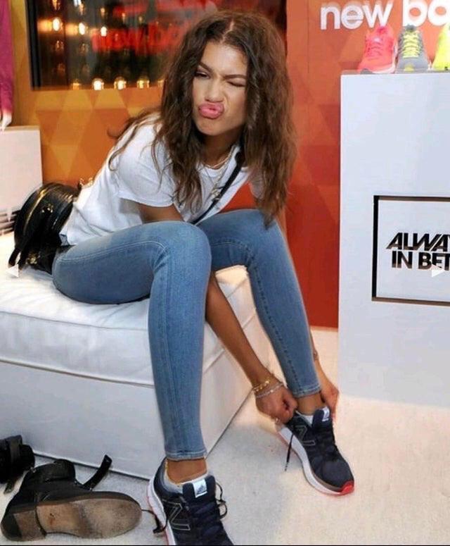 Zendaya Scrolller