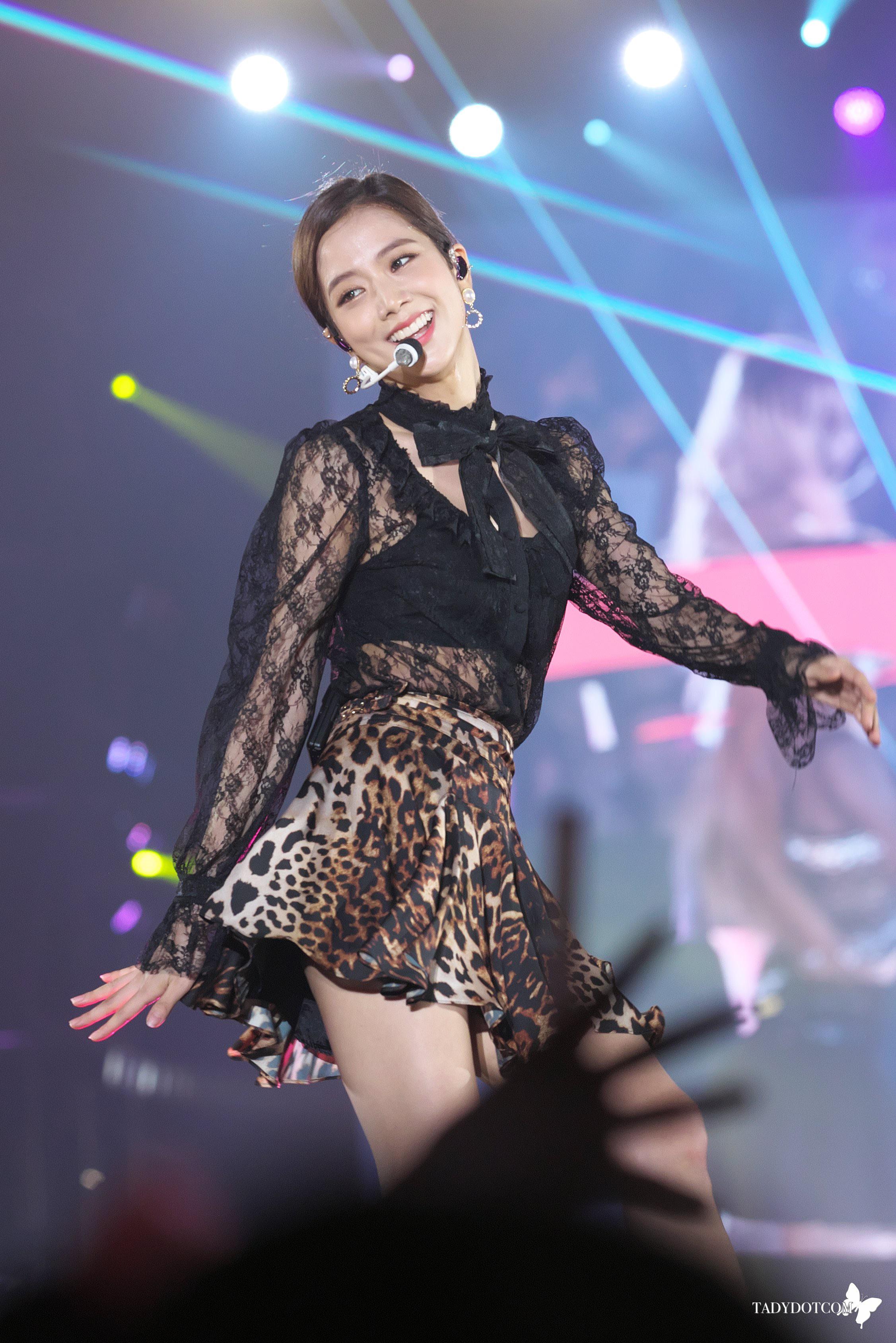 181006 Jisoo | Scrolller