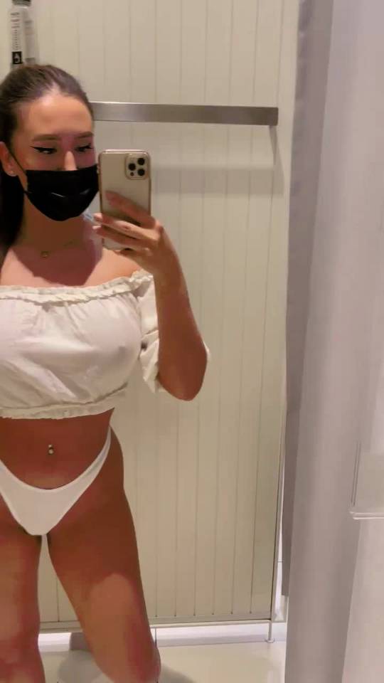 18F Isn’t changing room perfect for selfies? | Scrolller