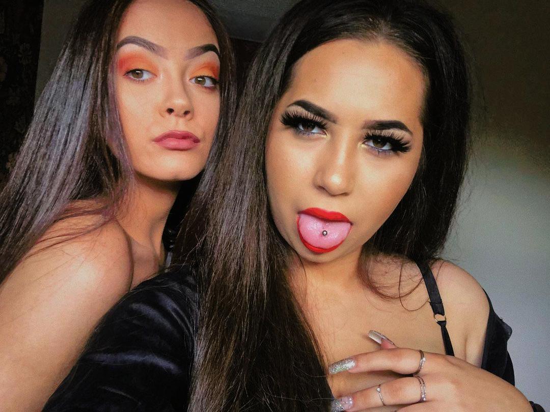 2 naughty chicks 👅 | Scrolller