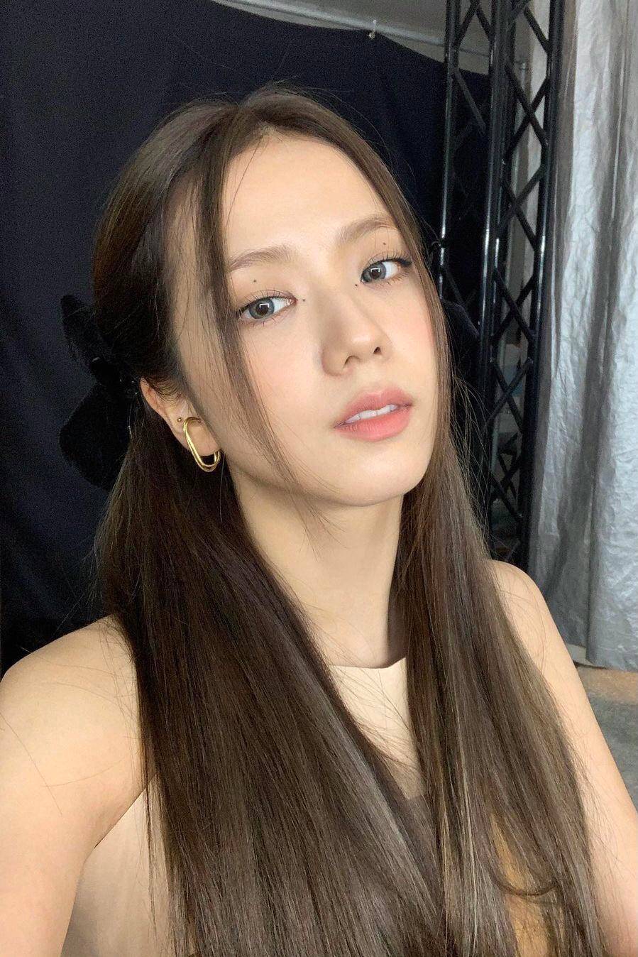 200630 Jisoo | Scrolller