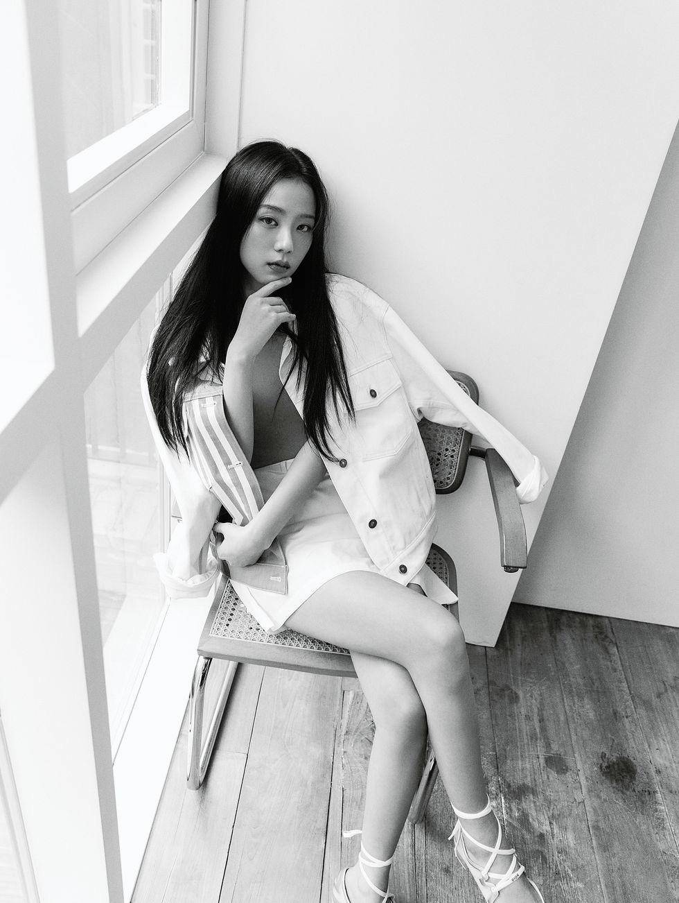 220318 Jisoo | Scrolller