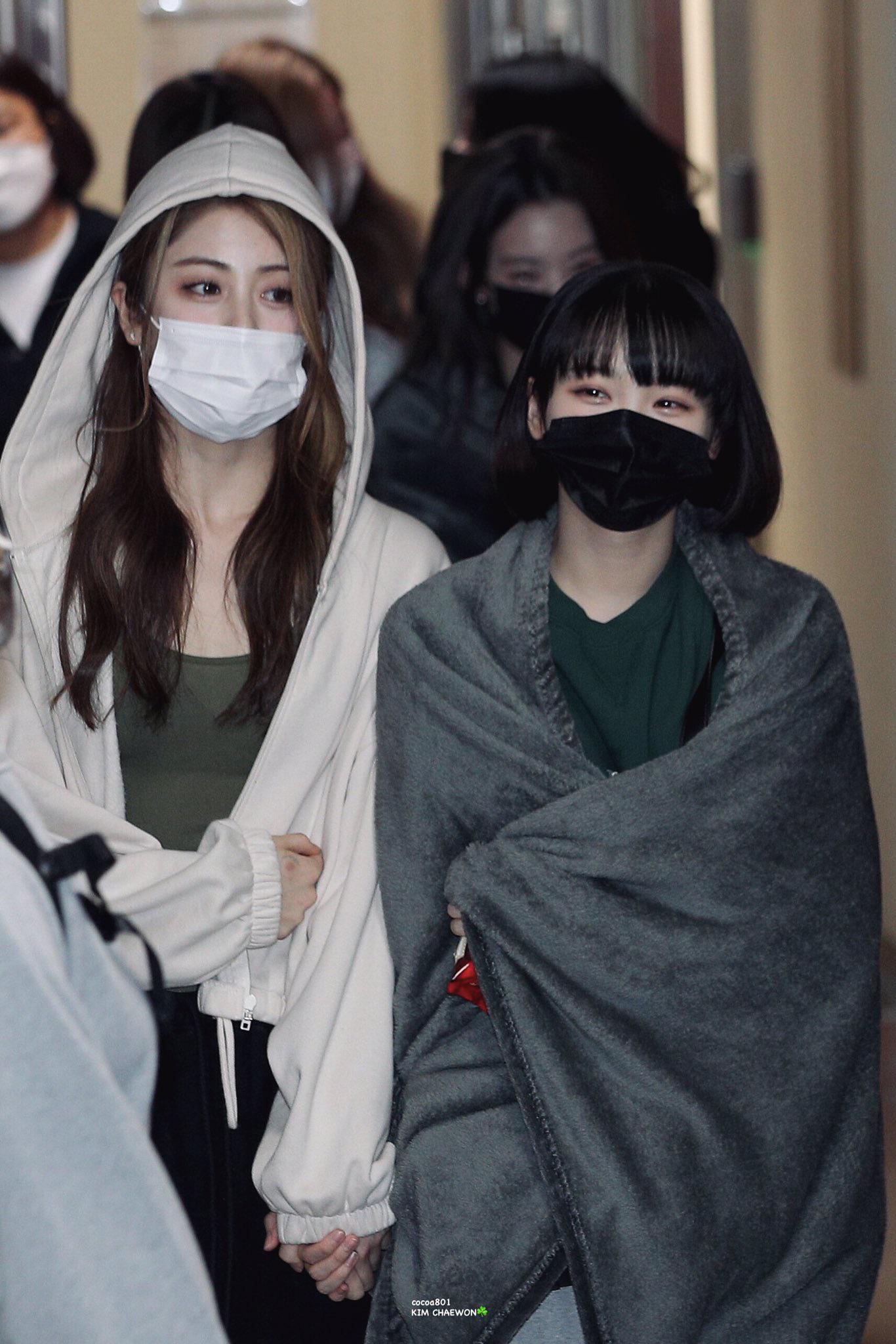 220428 Huh Yunjin And Kim Chaewon @ Knowing Bros Recording | Scrolller