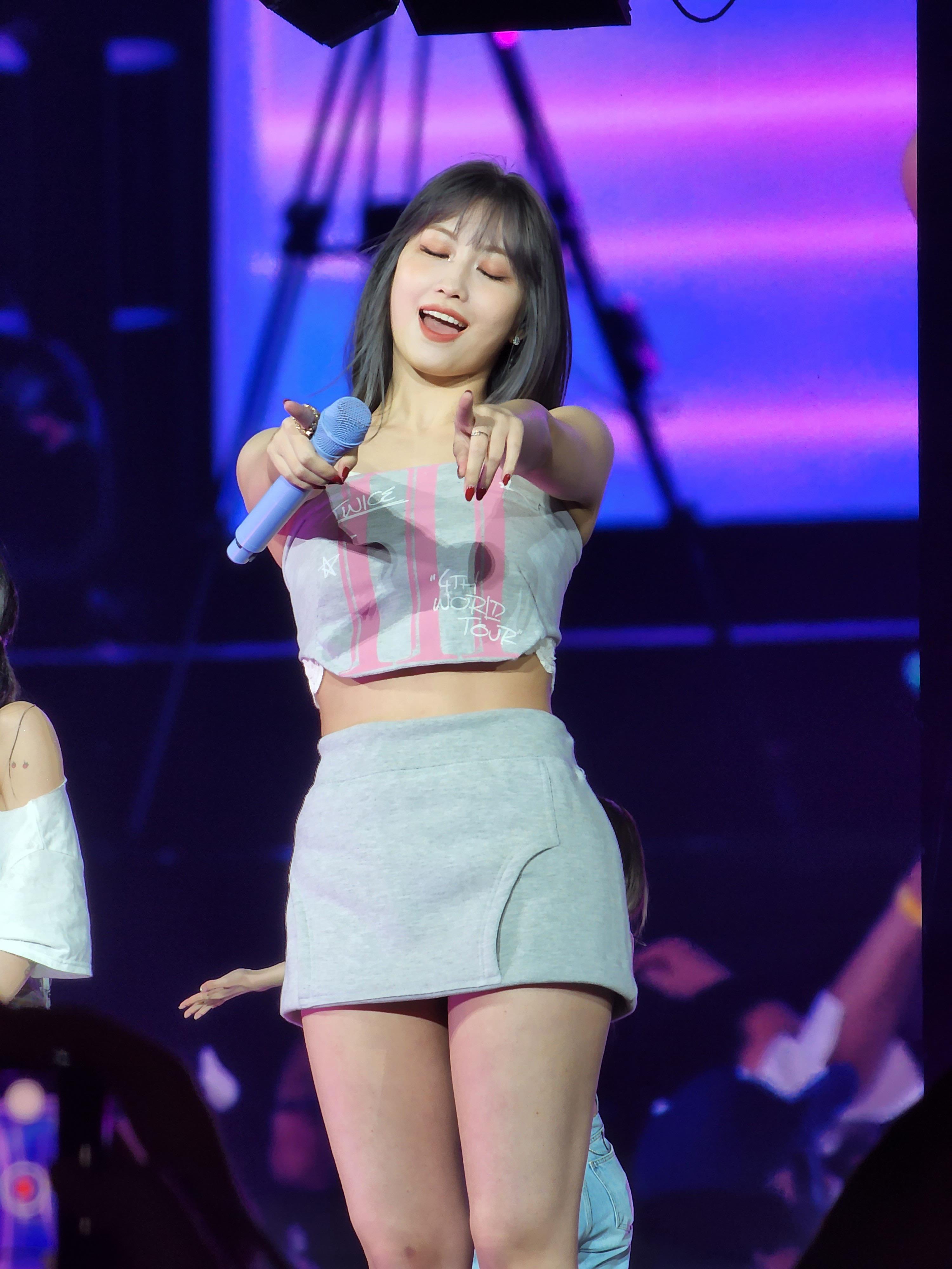 220515 Momo | Scrolller