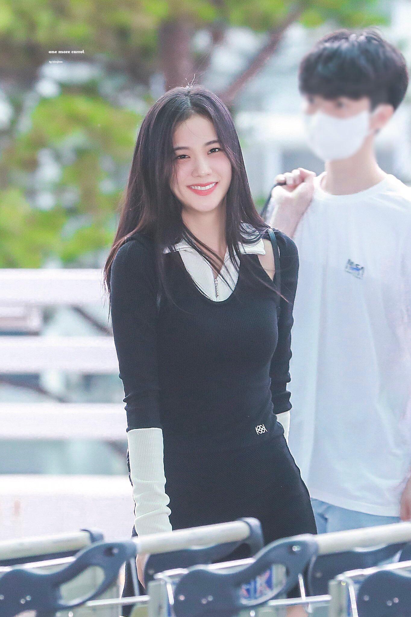 220825 Jisoo | Scrolller