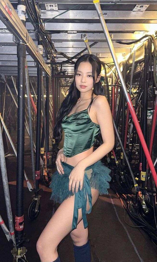 221114 Jennie | Scrolller