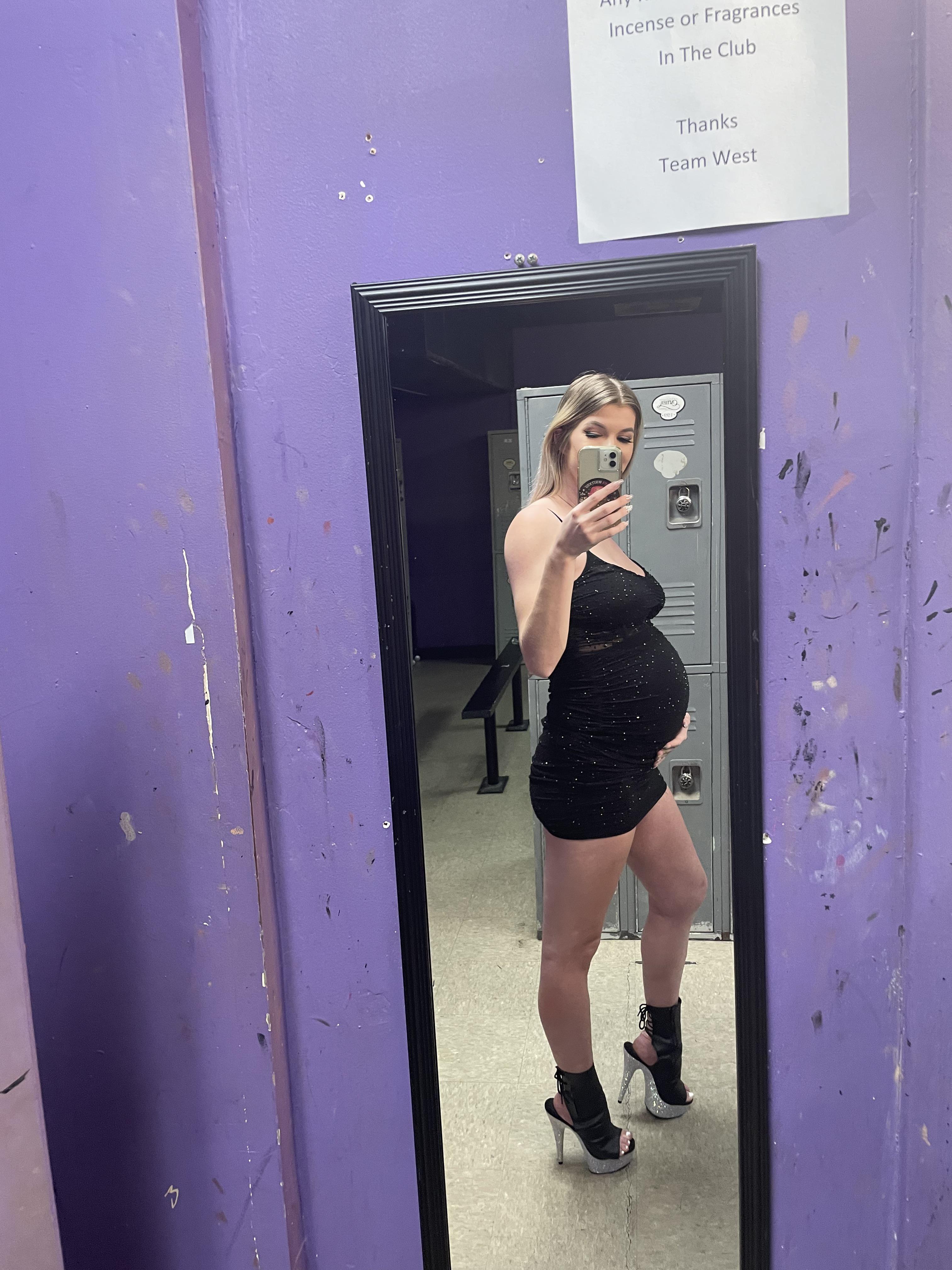 35 weeks and still hotter than your ex😉😘 | Scrolller