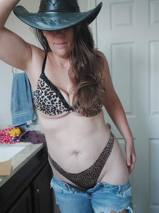 45 mom of 5. Is this leopard print a good fit? | Scrolller