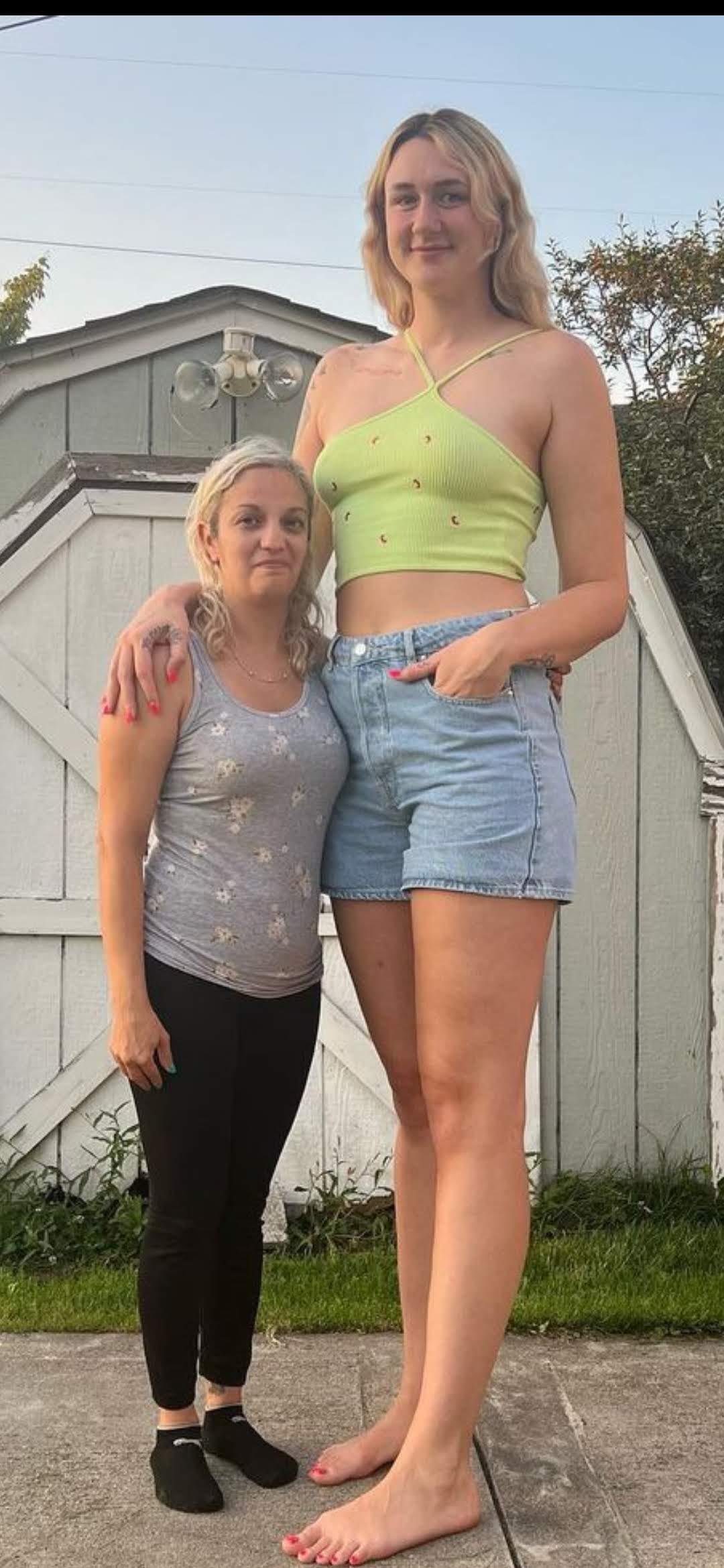 A 6'6" giant | Scrolller