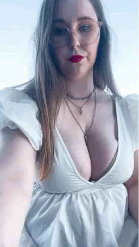 A cheeky balcony flash never hurt anyone 😏 | Scrolller