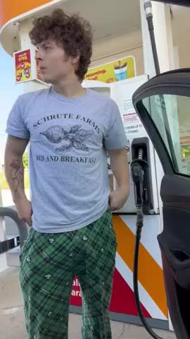 A little flashing at the gas station | Scrolller