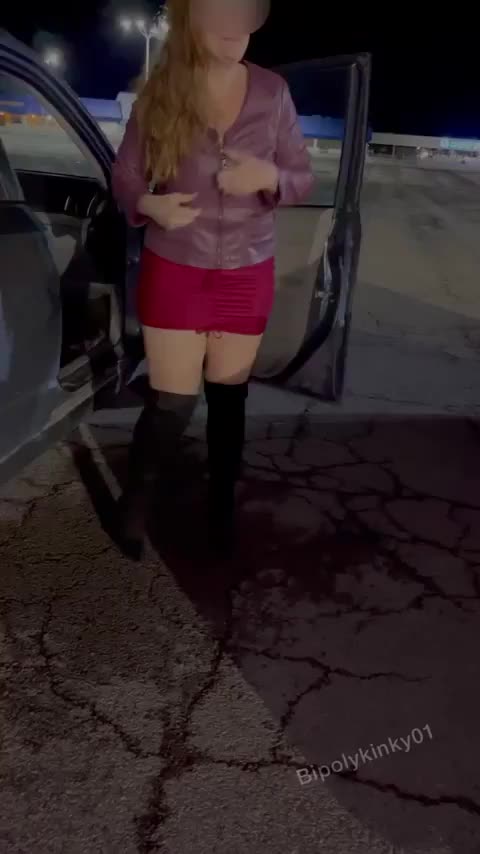 A parking lot is a perfectly acceptable place to go whenever you have to pee this badly! | Scrolller