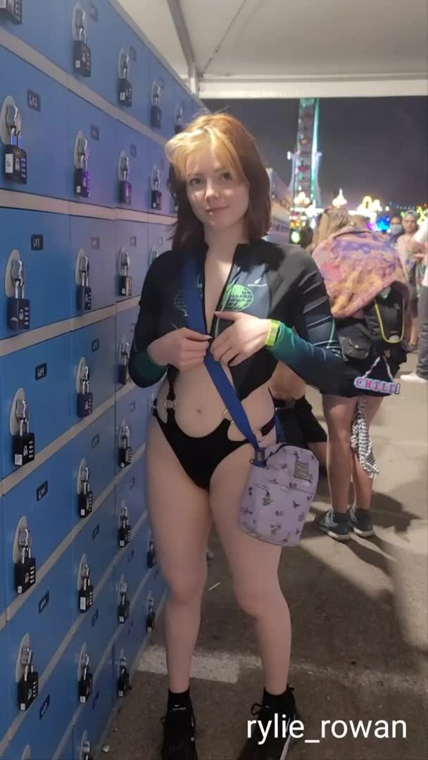 I have a slightly awkward but cute lil public flashing vid for you today 🙈 | Scrolller