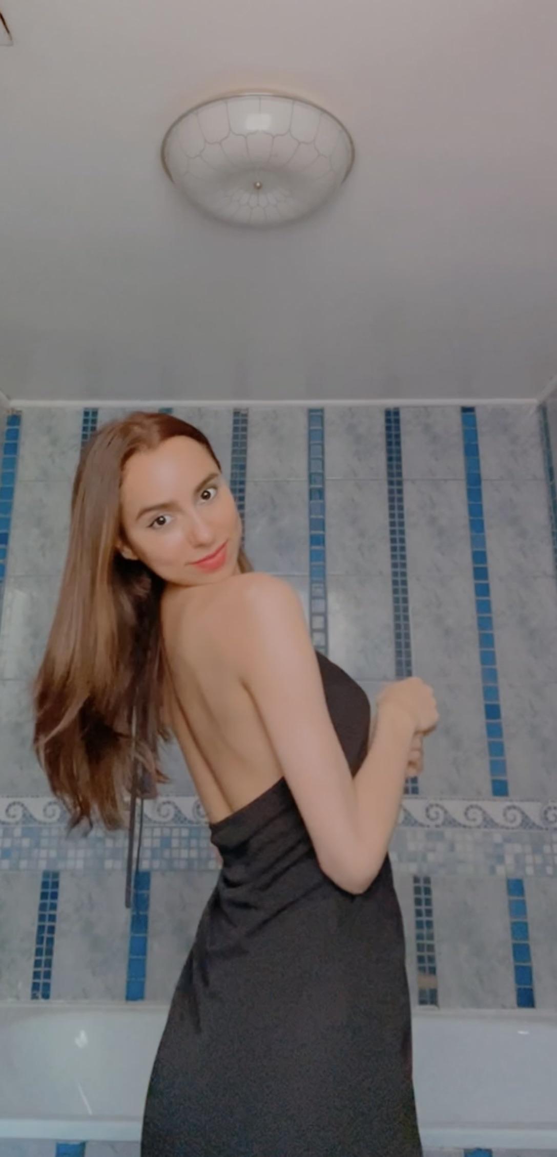 Cute petit body 🥰 slim (f20) | Scrolller