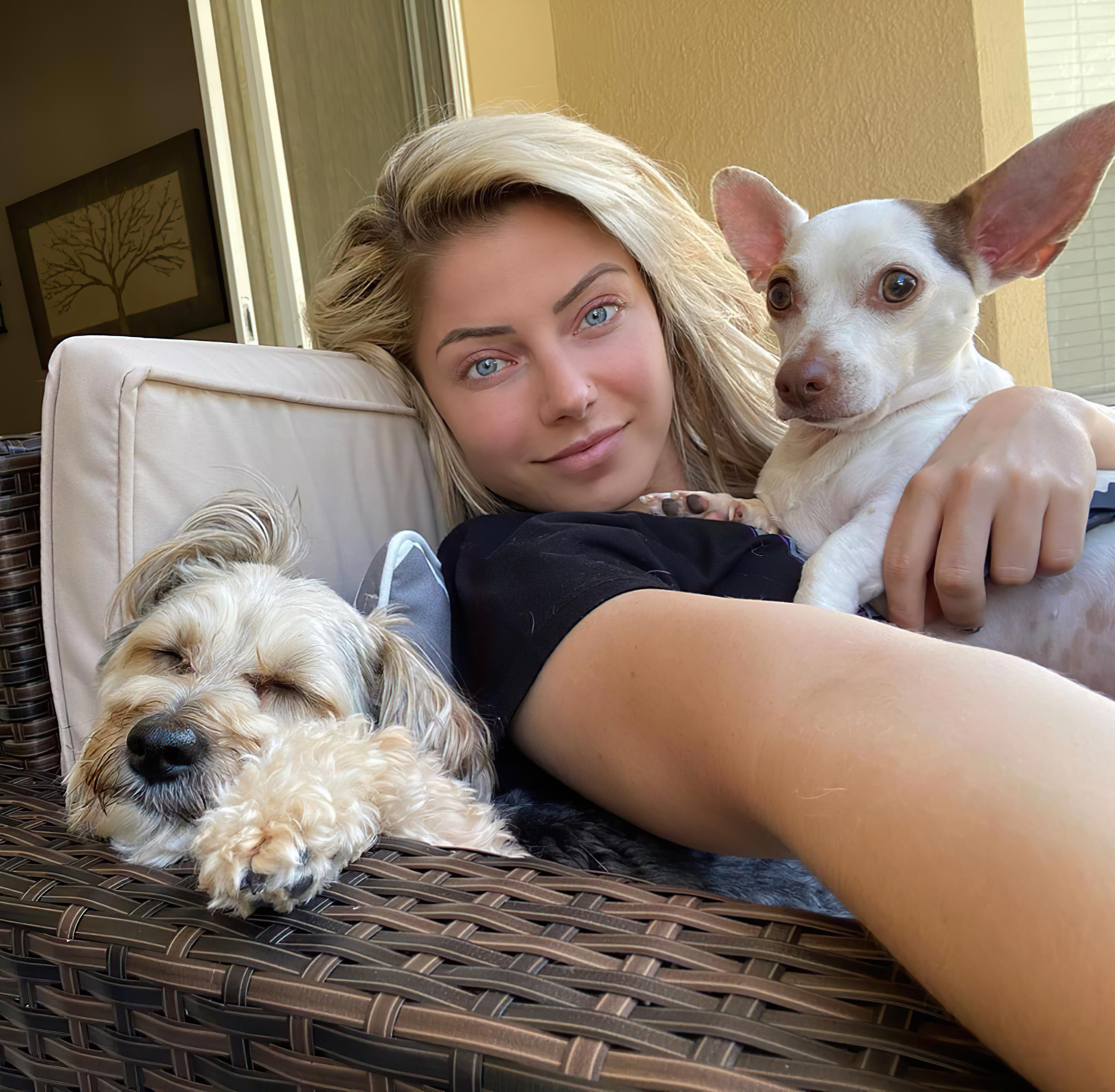 Alexa with her dogs | Scrolller