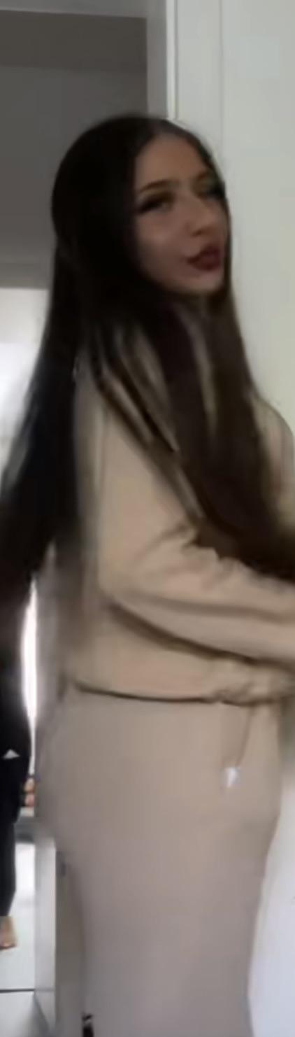 Aleyna veyron runder arsch👌🏽 | Scrolller