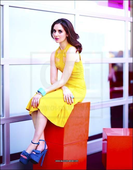 Alison Brie Scrolller