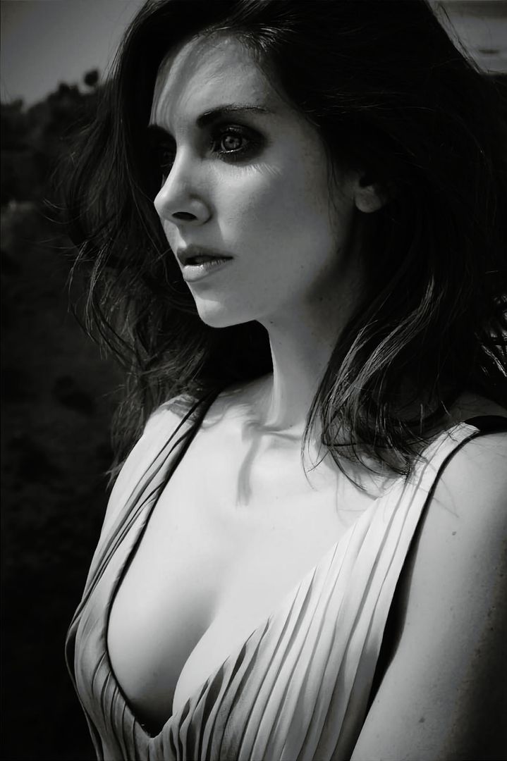 Alison Brie (B&W) | Scrolller