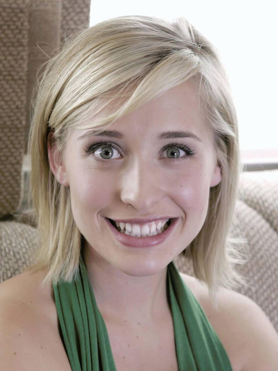 Allison mack | Scrolller