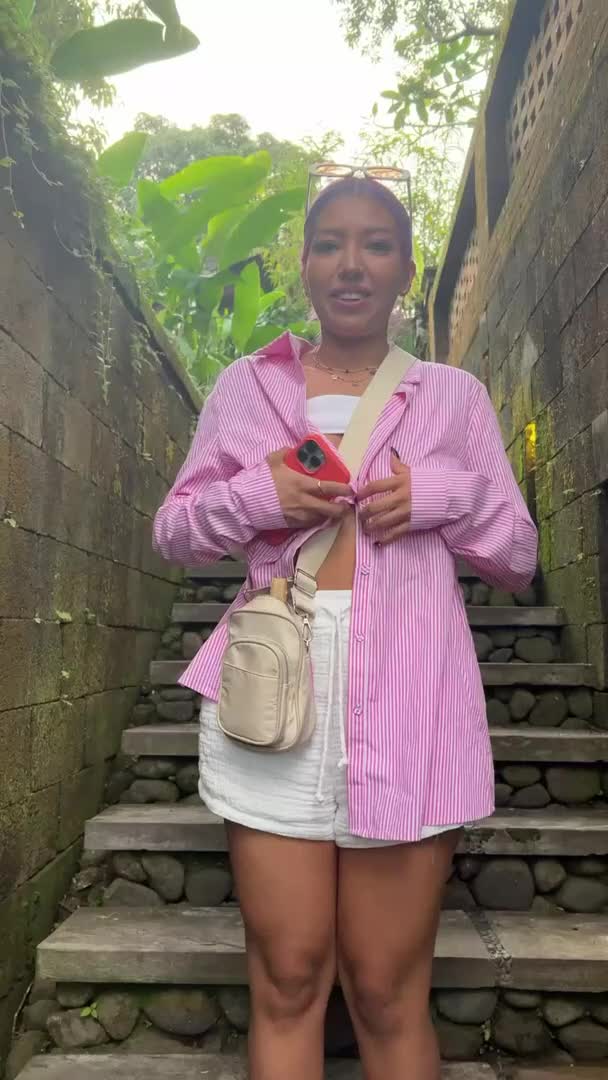 Flashing at a museum | Scrolller