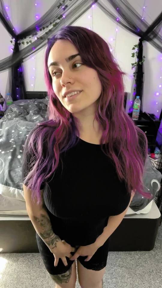 Am I cute enough to cum on? | Scrolller