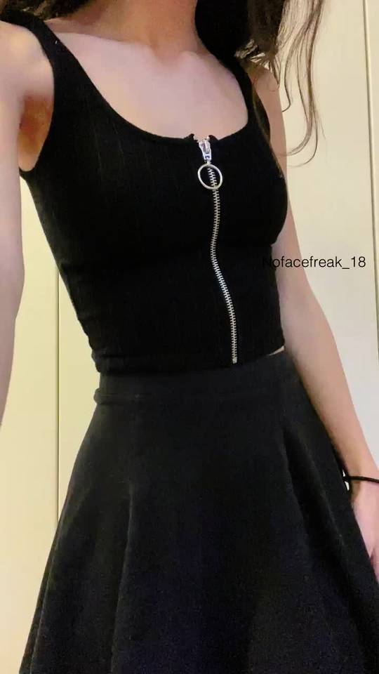 I’m so small you could pick me up with one hand | Scrolller