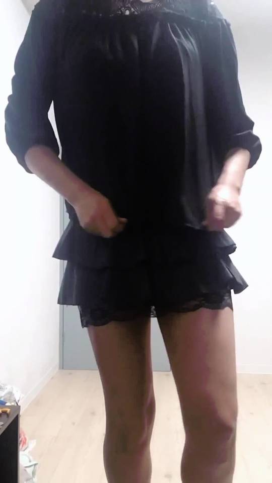 Am I showing too much? | Scrolller