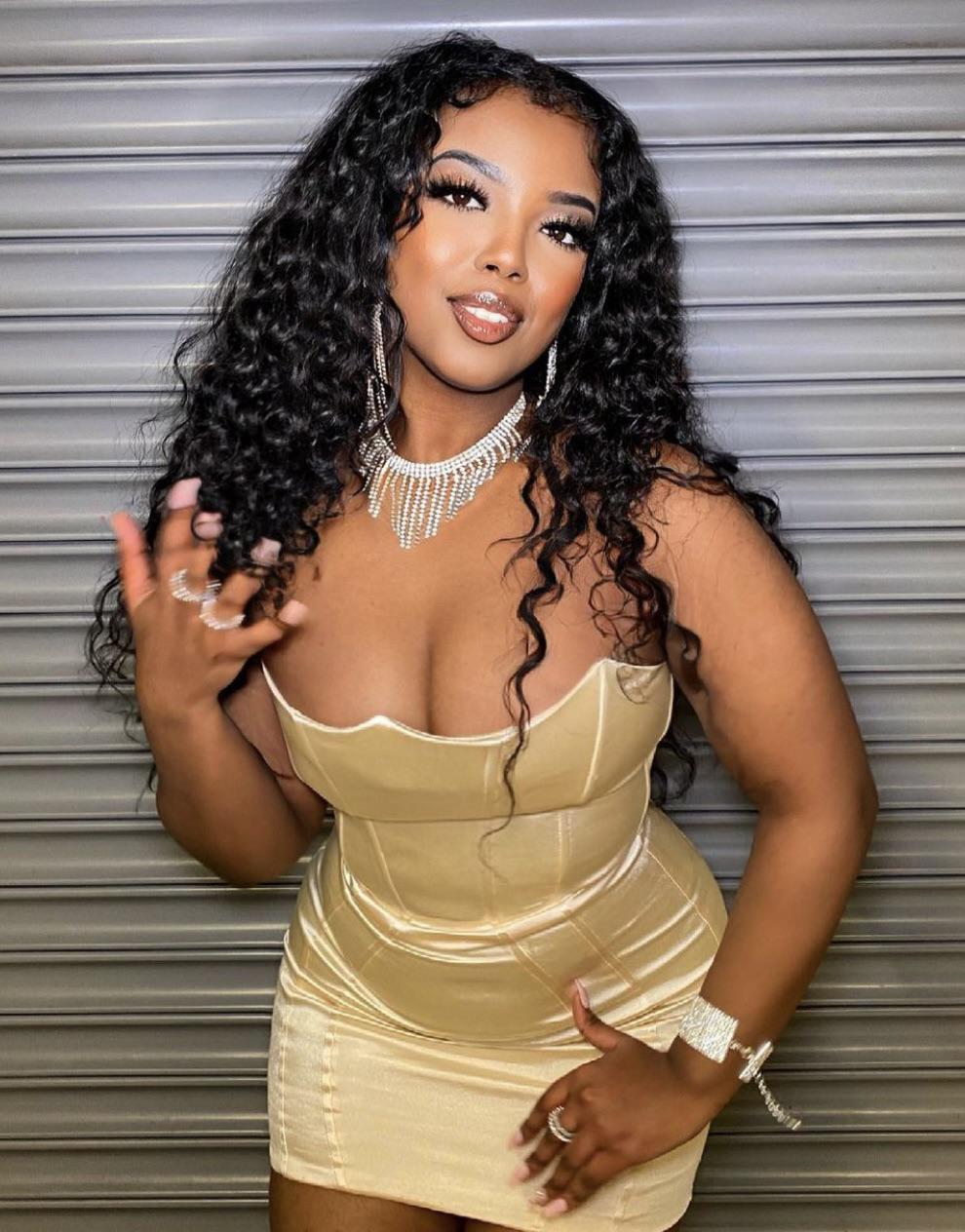 @anisafarah showing off her huge cleavage | Scrolller