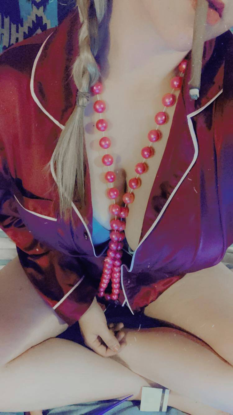 Anyone wanna relax and smoke ? | Scrolller