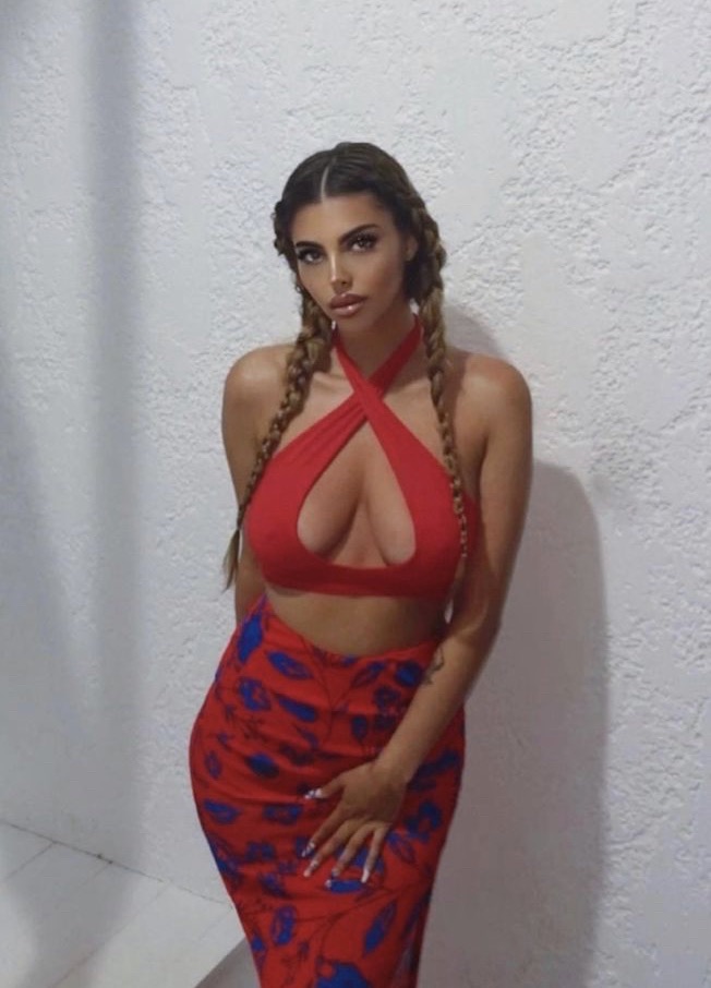 Babe in Crete | Scrolller