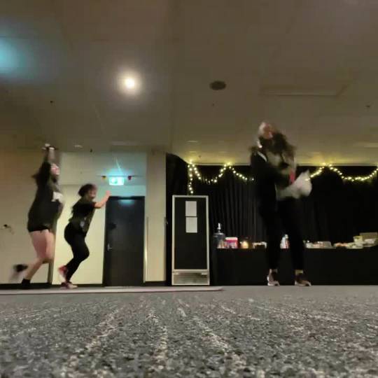 Backstage bounce | Scrolller