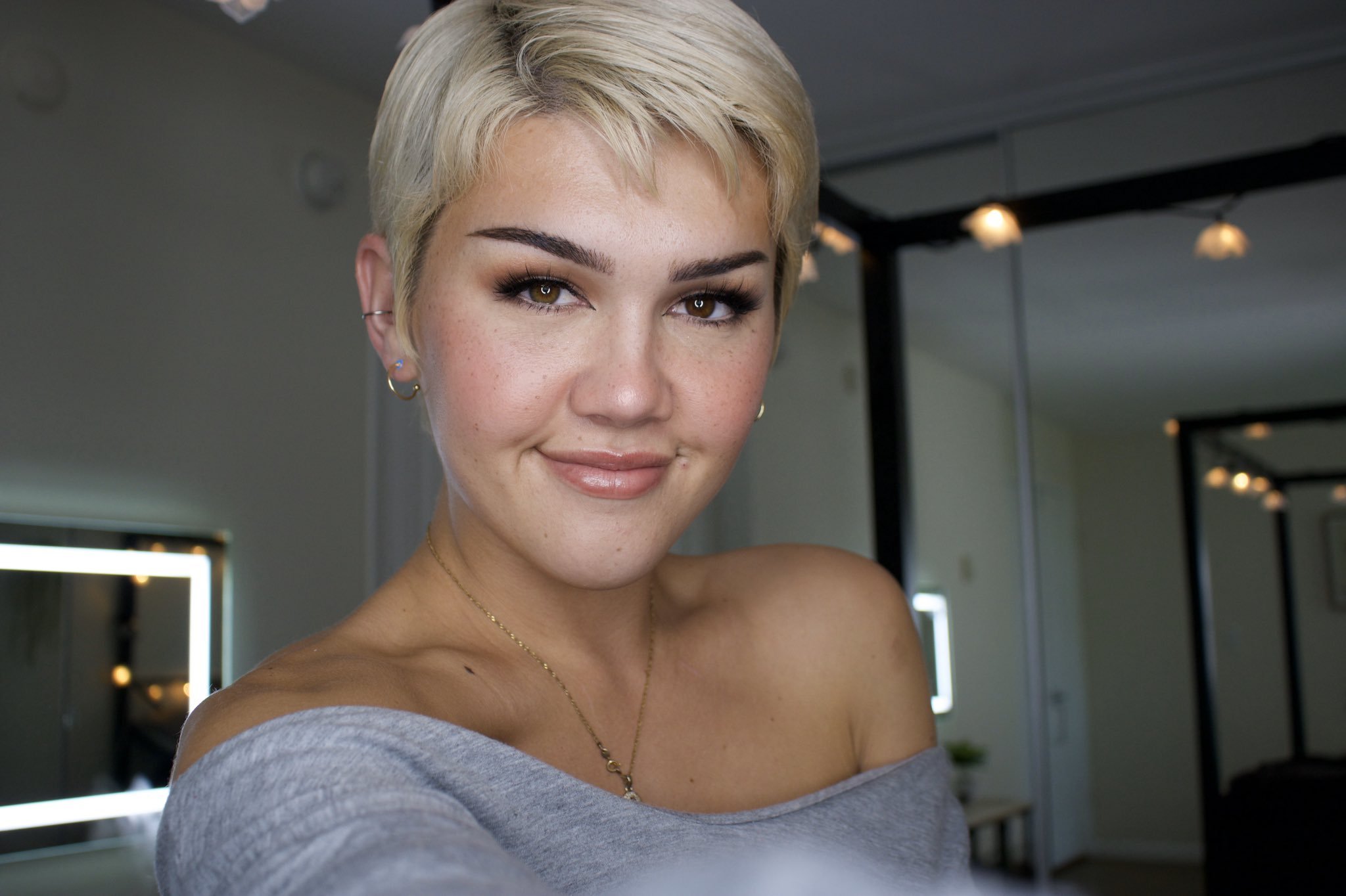 Bare shoulder 💖 | Scrolller