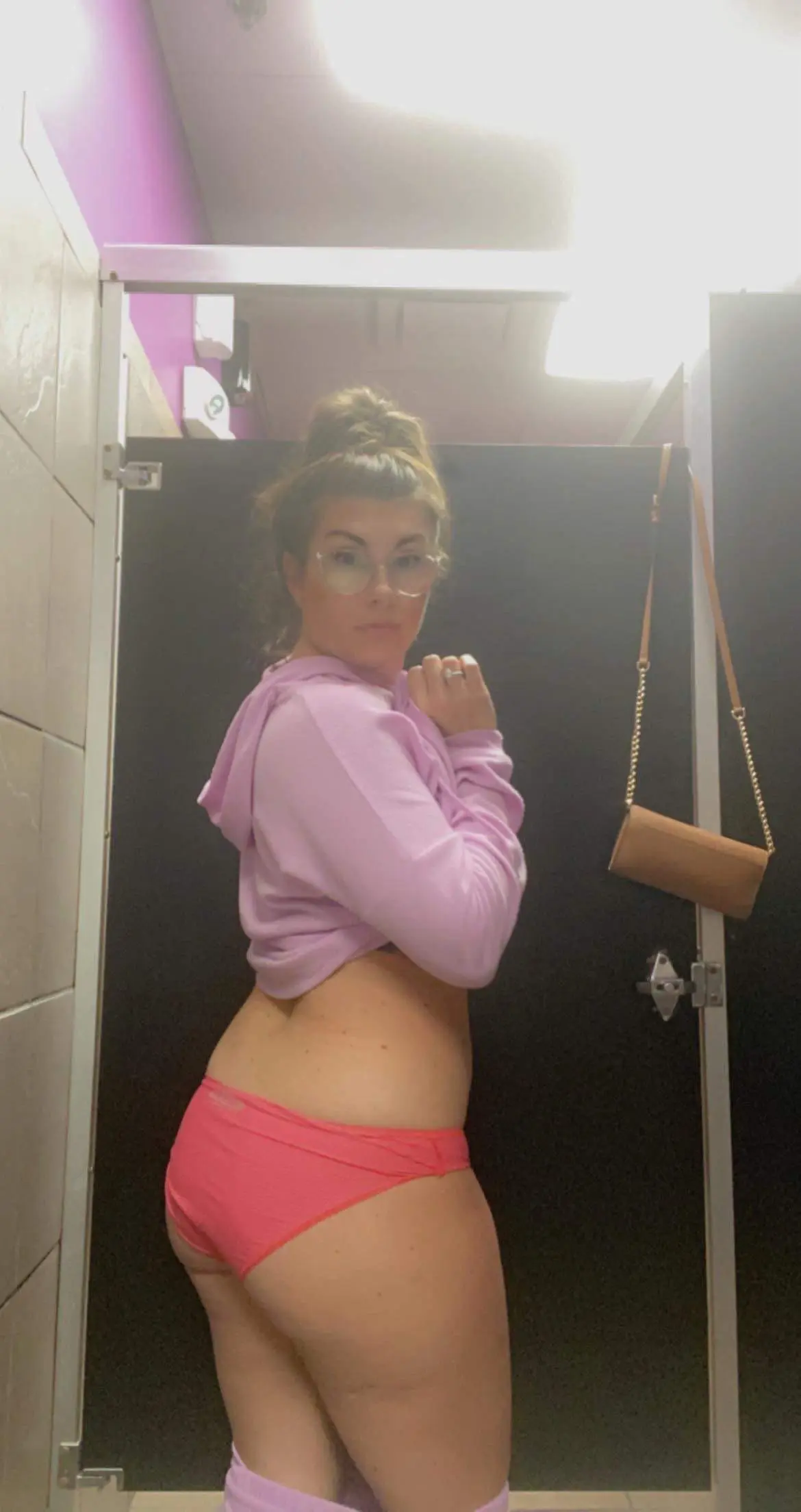 Bathroom Selfie Scrolller 4381