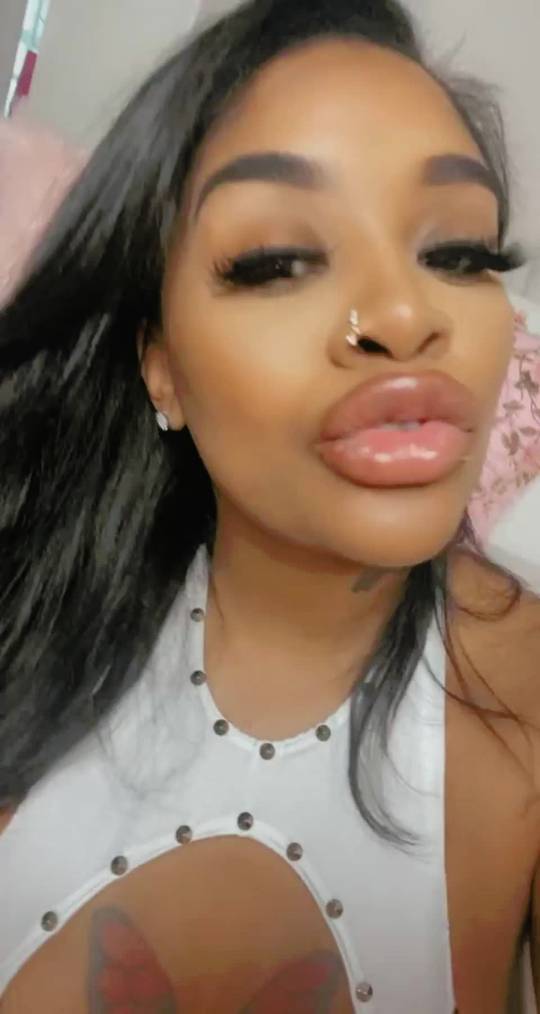 Beautiful long tongue | Scrolller