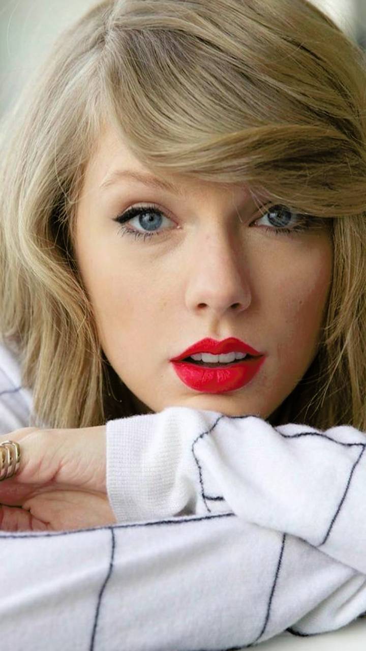 Beautiful Taylor | Scrolller