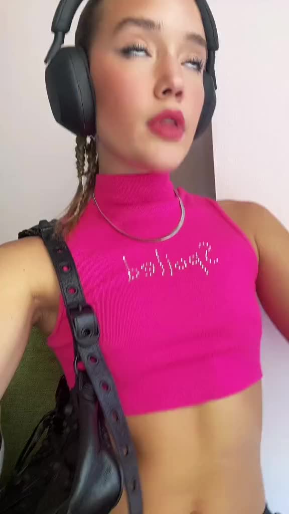 Beauty in headphones | Scrolller