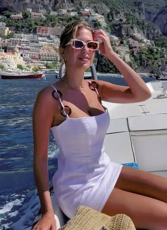 Beauty on a boat | Scrolller