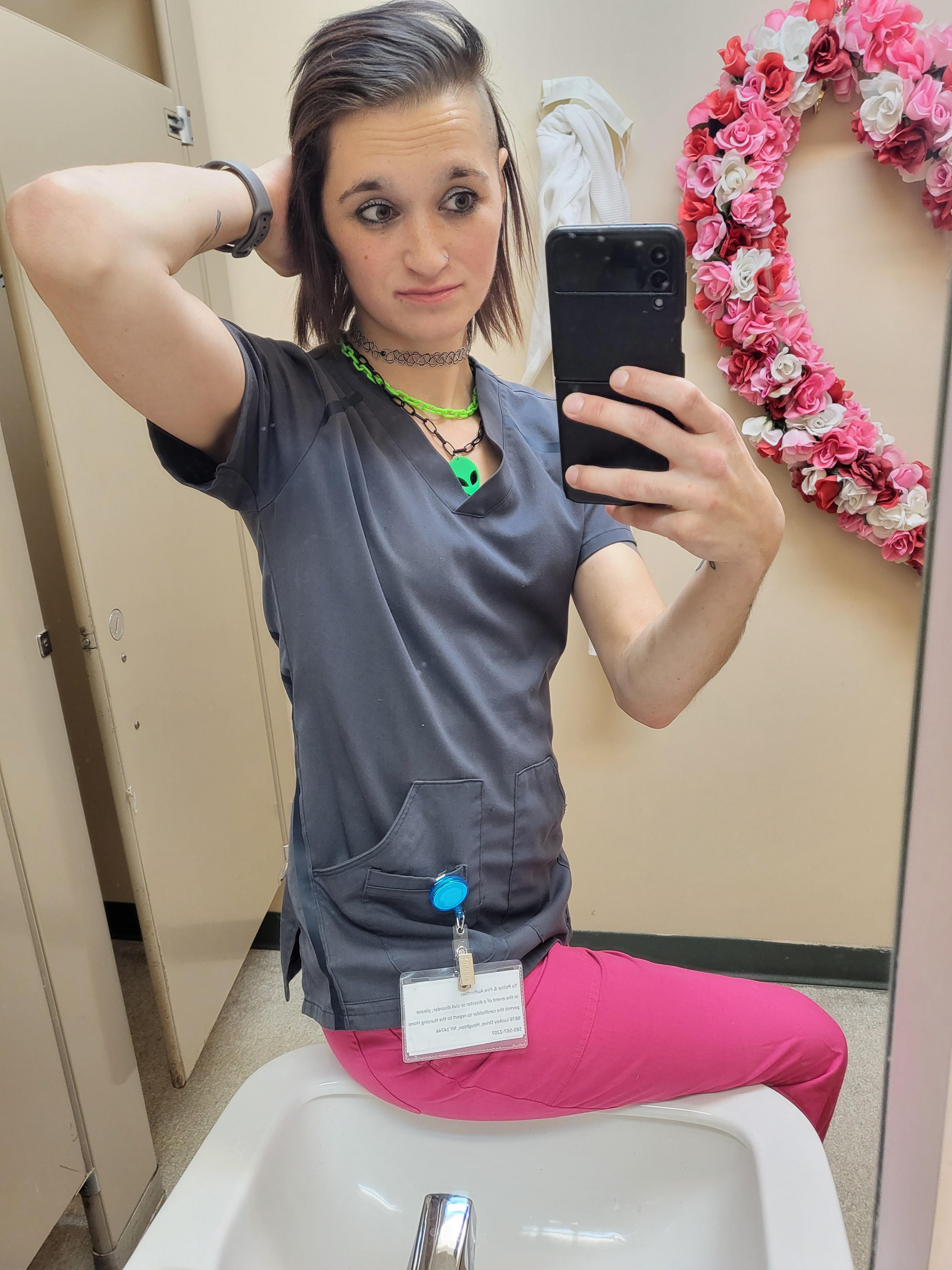 Bend me over the sink real quick🥰 | Scrolller