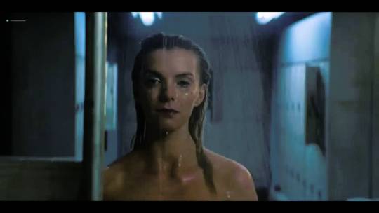 Betty Gilpin Scrolller