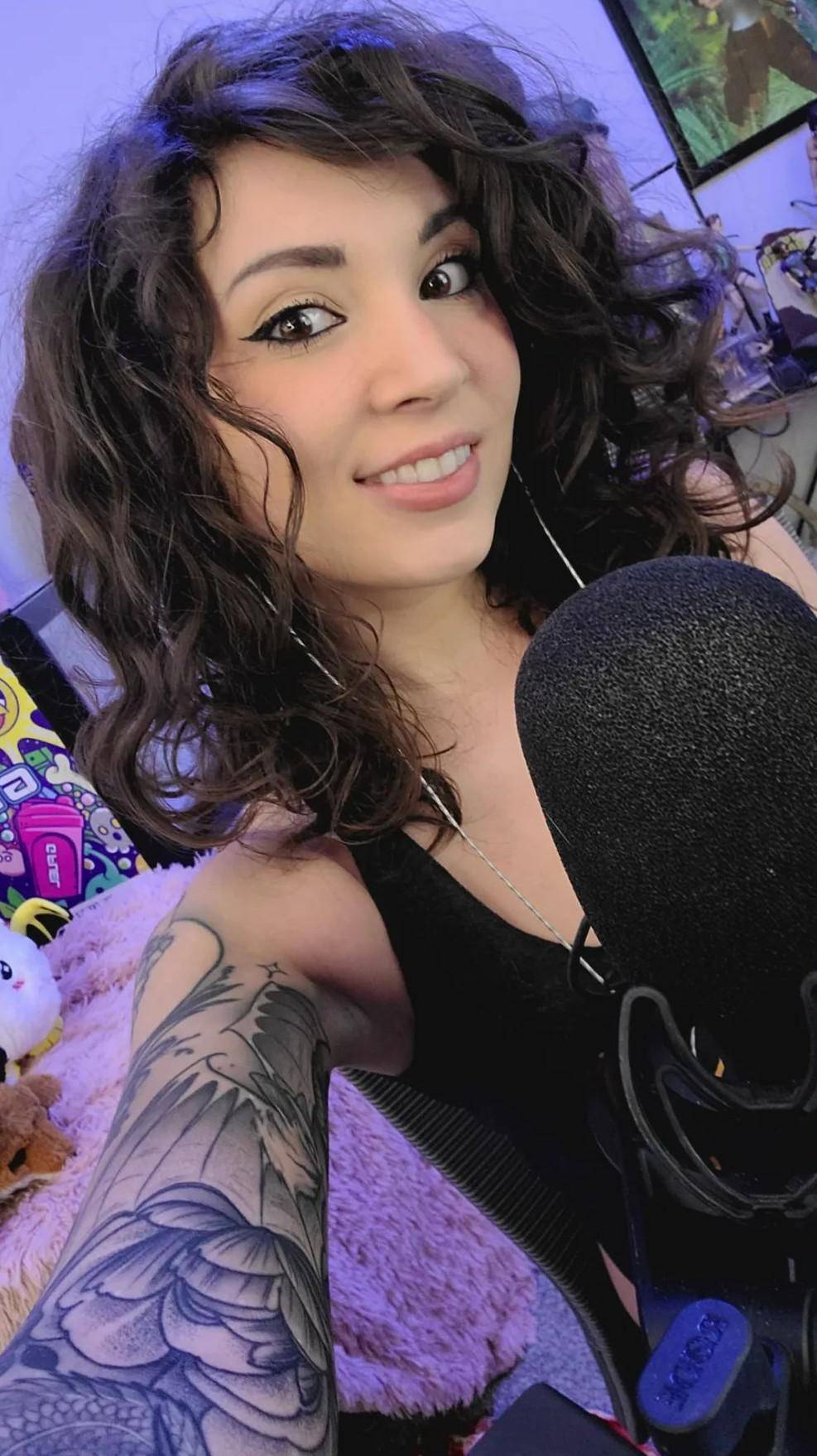 Big Black Mic 🎙️ | Scrolller