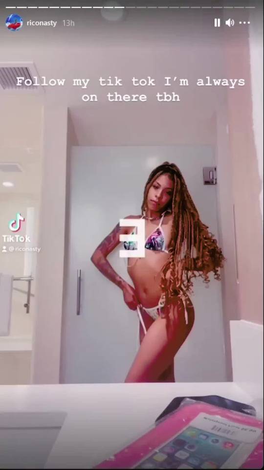 Bikini posing | Scrolller