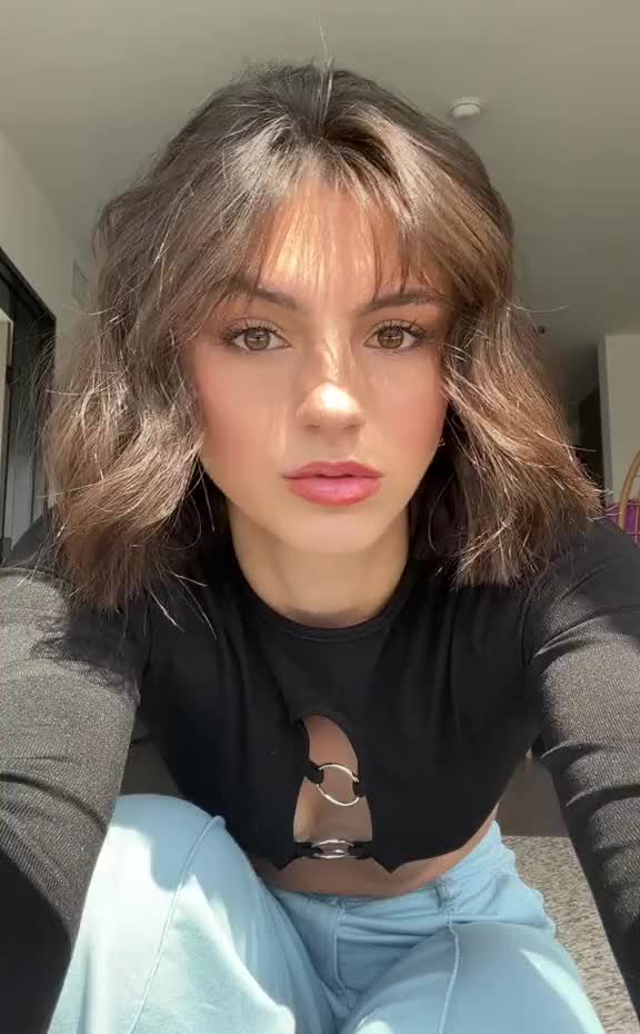 Black crop top beauty 2 | Scrolller