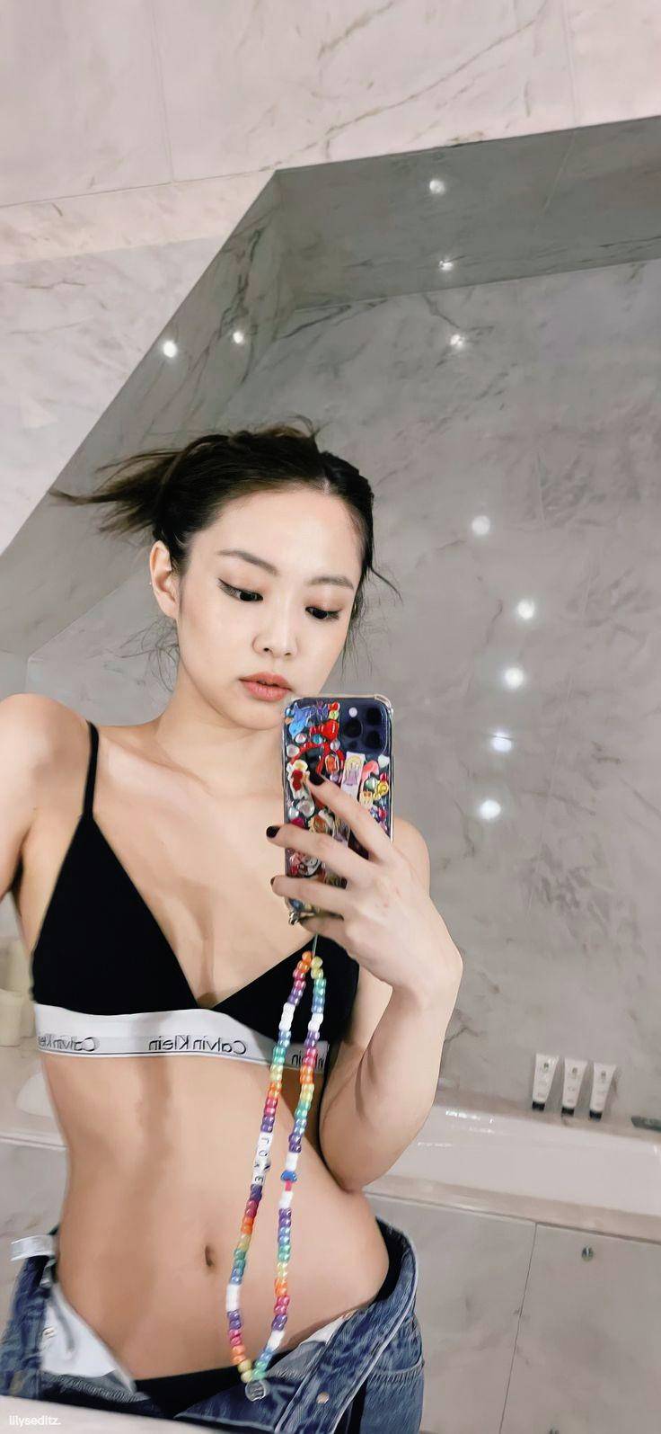 Blackpink Jennie loves to tease us 😈 | Scrolller