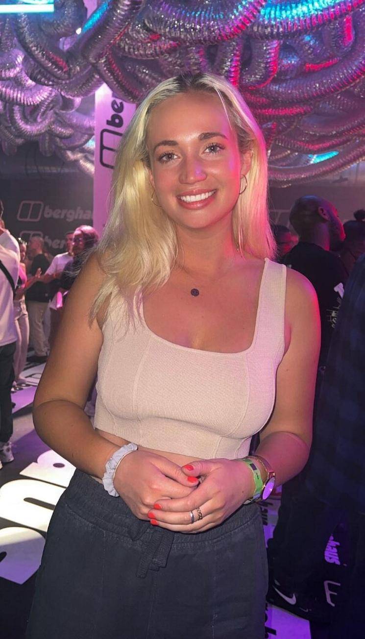 Blonde and busty | Scrolller