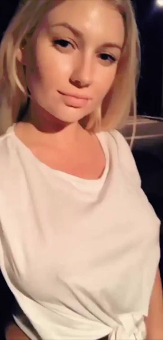 Blonde babe | Scrolller