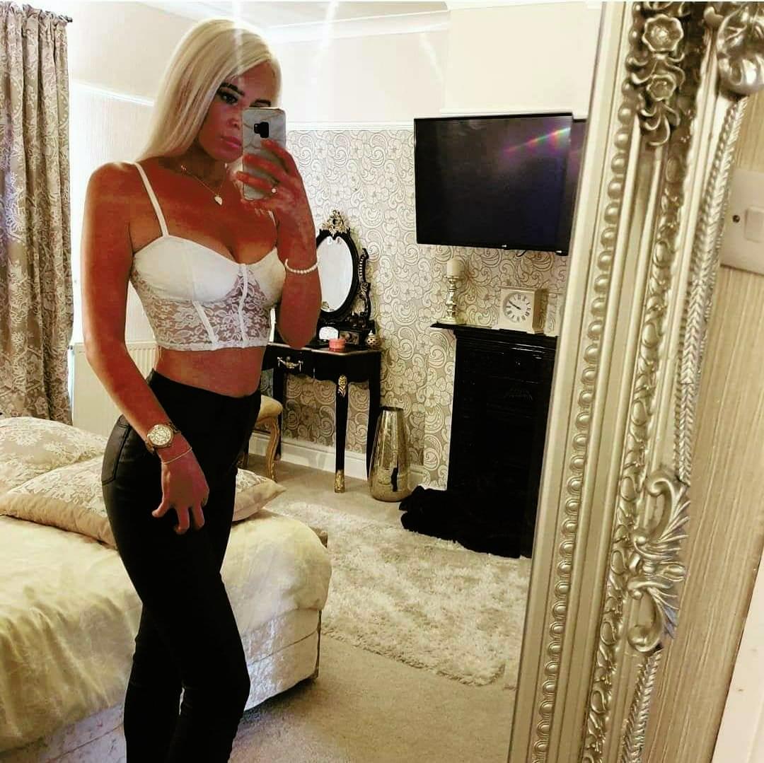 Blonde bimbo | Scrolller